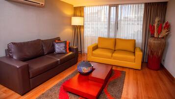 Suite Empresarial, 1 cama king-size e sofá-cama | Sala de estar | Televisor LCD de 32 polegadas com canais por cabo, televisor