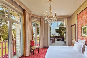 Suíte luxo, 1 cama de casal, terraço, vista para o mar | Frigobar, cofres nos quartos, escrivaninha, Wi-Fi de cortesia