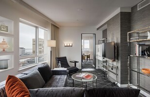 Roupa de alta qualidade, minibar, cofre no quarto, secretária 