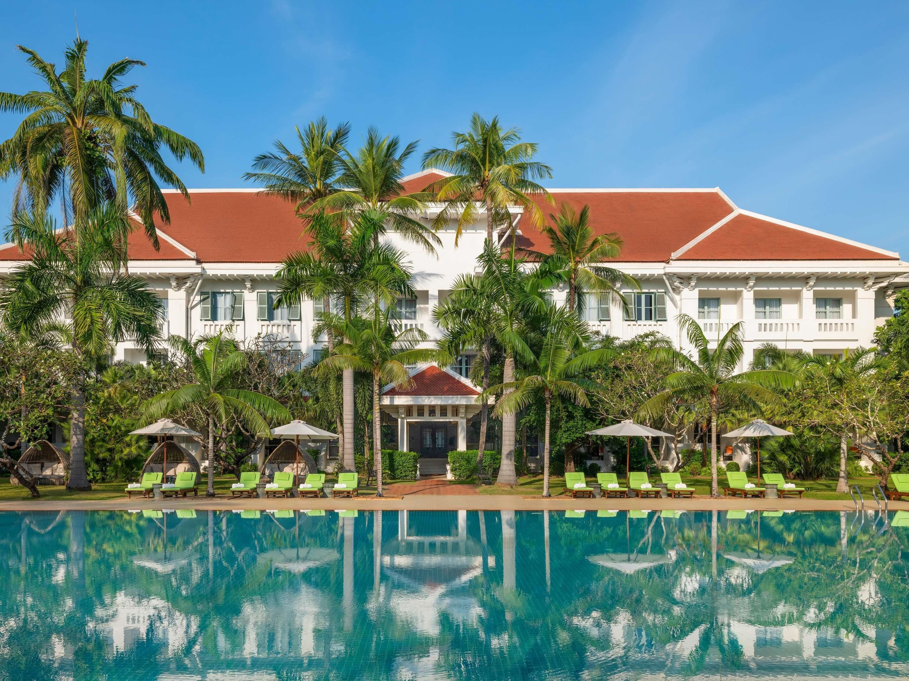 2 piscinas exteriores, toldos gratuitos, guarda-sóis 