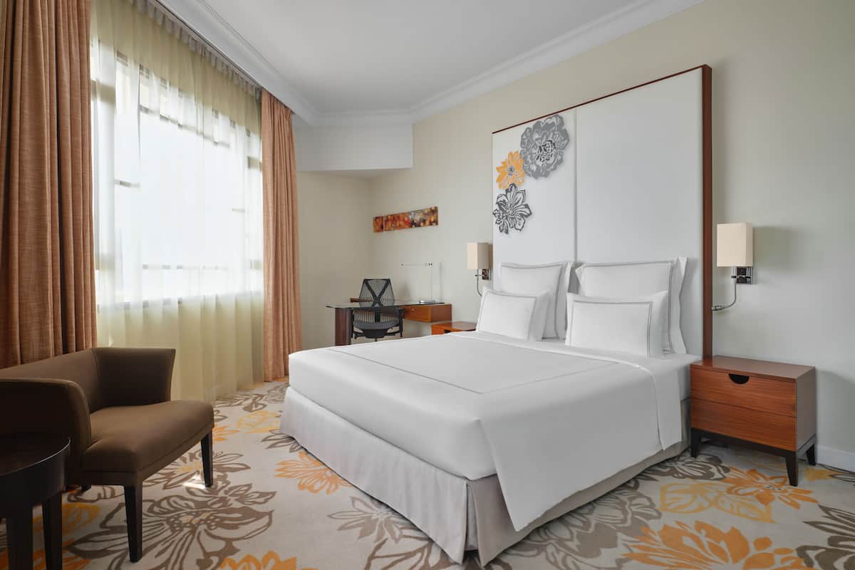 Luxe King | Minibar, cofre no quarto, secretária, cortinas/cortinados opacos