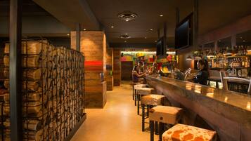 2 bares/lounges