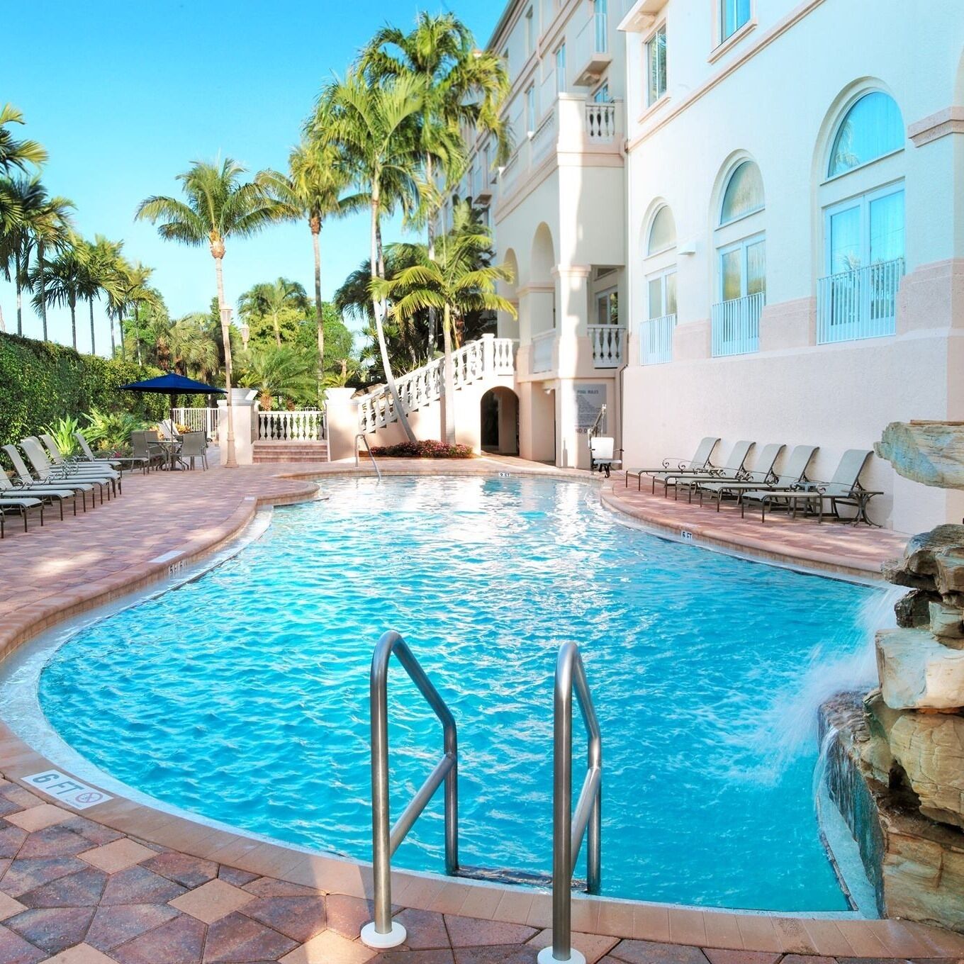 Piscina externa, guarda-sóis, espreguiçadeiras