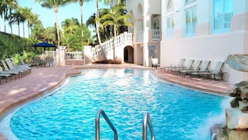 Piscina externa, guarda-sóis, espreguiçadeiras