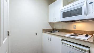 Um frigorífico, um micro-ondas, uma placa de cozinha
