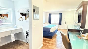 Quarto Standard, 1 cama king-size, não fumadores | Secretária, secretária adequada para computadores portáteis