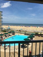 Quarto, 1 cama King (Partial Ocean/Pool View) | Vista do quarto