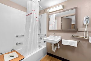 Quarto superior, 1 cama King, acessível (Smoke Free) | Banheiro | Produtos de toalete grátis, toalhas de banho, sabonete, shampoo