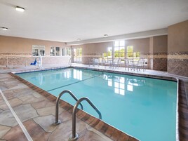 Piscina interna, funciona das 9h às 22h, espreguiçadeiras