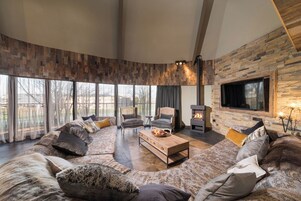 Treehouse Loft Suite | Sala de estar | Televisor LCD 