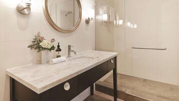 Roupa de alta qualidade, minibar, cofre com capacidade para portátil