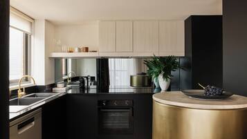 Um frigorífico, um micro-ondas, uma chaleira elétrica, uma torradeira