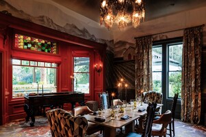 Almoços e jantares servidos, com espaço para refeições ao ar livre 