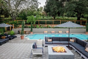 Piscina exterior, da(s) 7:00 à(s) 22:00, guarda-sóis, espreguiçadeiras 