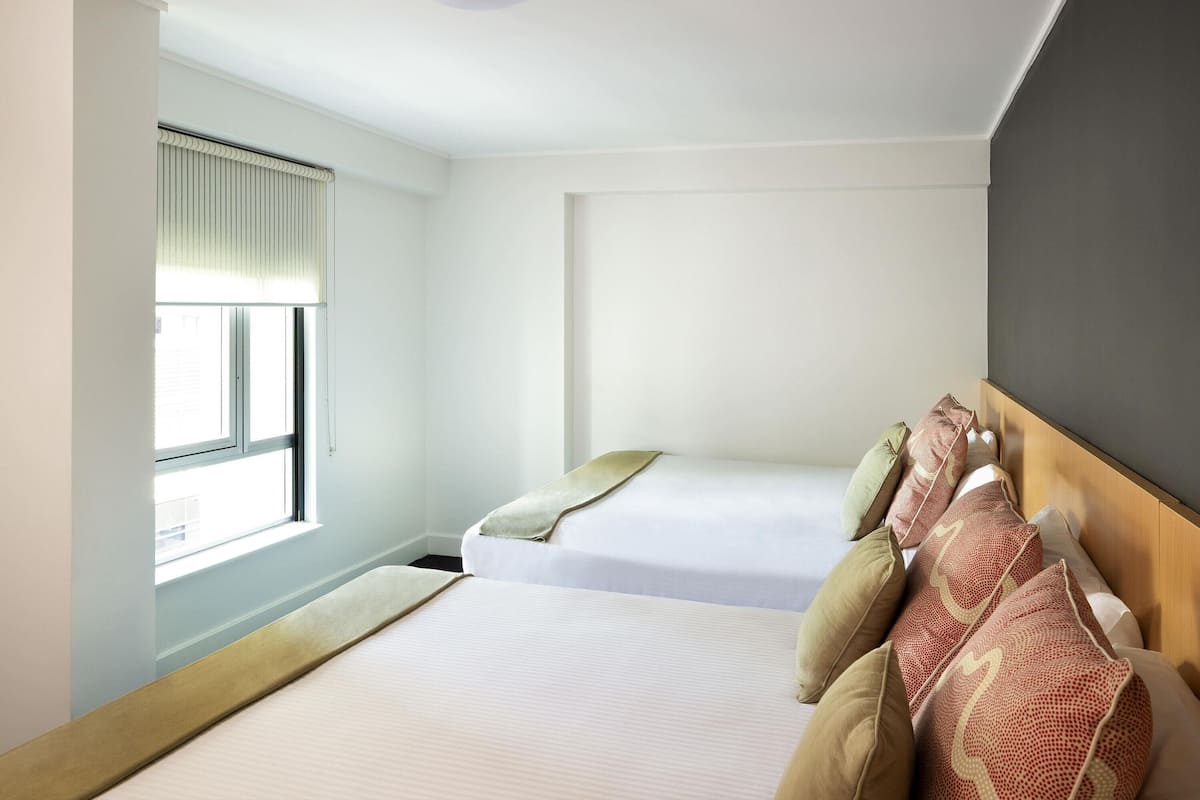 Cofre no quarto, secretária, cortinas/cortinados opacos