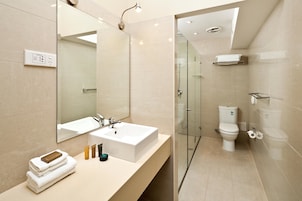 Apartamento standard, várias camas, para não fumantes, cozinha (3 King Beds and 1 Single Bed) | Banheiro | Chuveiro, produtos de toalete de grife, secador de cabelo