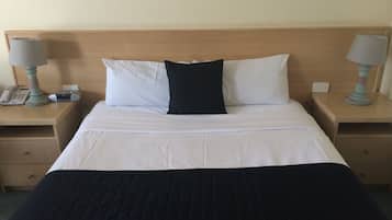 Frigobar, cofres nos quartos, escrivaninha