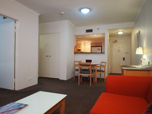 1 quarto, cofres nos quartos, escrivaninha, cortinas blackout