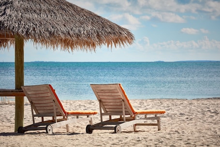 Uma praia privada, praia de areia branca, toldos de praia gratuitos . Abaco Beach Resort and Boat Harbour Marina