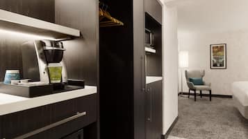 Suite com 1 Quarto, 1 Cama King-size | Cozinha privada | Um frigorífico, um micro-ondas, uma cafeteira/bule