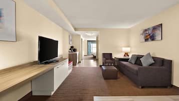 Suite Deluxe, 1 cama king-size e sofá-cama, acessível | Sala de estar | Televisor LCD de 49 polegadas com canais por cabo, televisor
