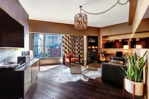 Suite Deluxe, 1 quarto | Lençóis de algodão egípcio, roupa de alta qualidade, edredões de penas 