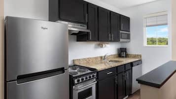 Um frigorífico, um micro-ondas, uma placa de cozinha