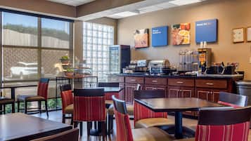 Café da manhã com buffet grátis todos os dias