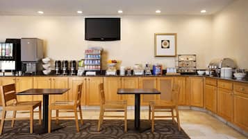 Café da manhã para viagem grátis todos os dias
