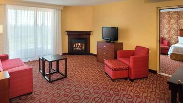 Escrivaninha, cortinas blackout, quartos à prova de som