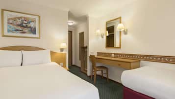 Quarto, 2 camas individuais, acessível, não fumadores (Mobility/Hearing, Tub w/ Grab Bars) | Secretária, berços/camas para crianças grátis, Wi-fi grátis
