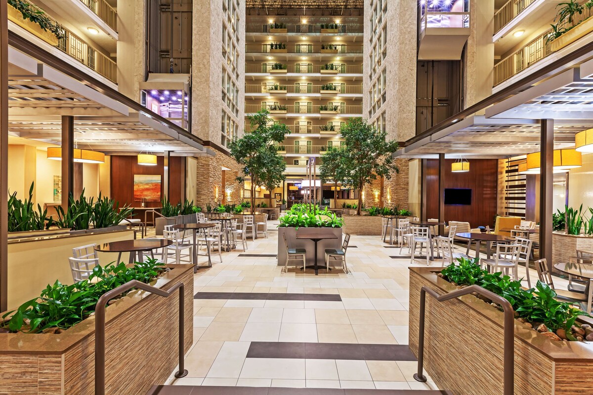 Embassy Suites by Hilton Dallas Market Center Reviews, Deals & Photos ...