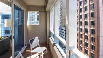 Cofres nos quartos, escrivaninha, quartos à prova de som