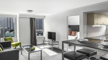Apartamento, 1 quarto | Sala de estar | Televisor LED de 1 polegadas com canais digitais, televisor