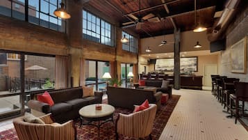 Este bar no lobby do hotel