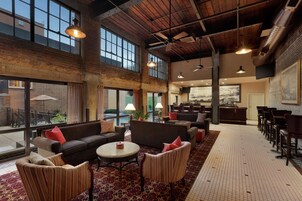 Este bar no lobby do hotel 