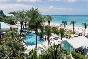 Resort com piscina, área de praia e vista para o oceano.