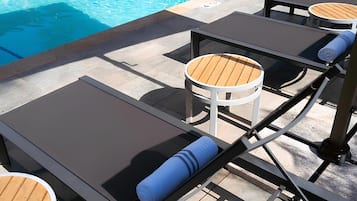 Piscina externa, guarda-sóis, espreguiçadeiras