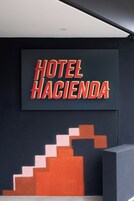 Uma parede com uma placa que diz 'HOTEL HACIENDA'.