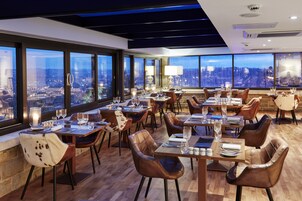 8 restaurantes, almoços servidos 