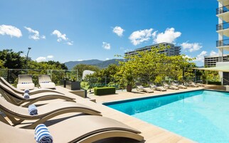 Piscina externa, guarda-sóis, espreguiçadeiras