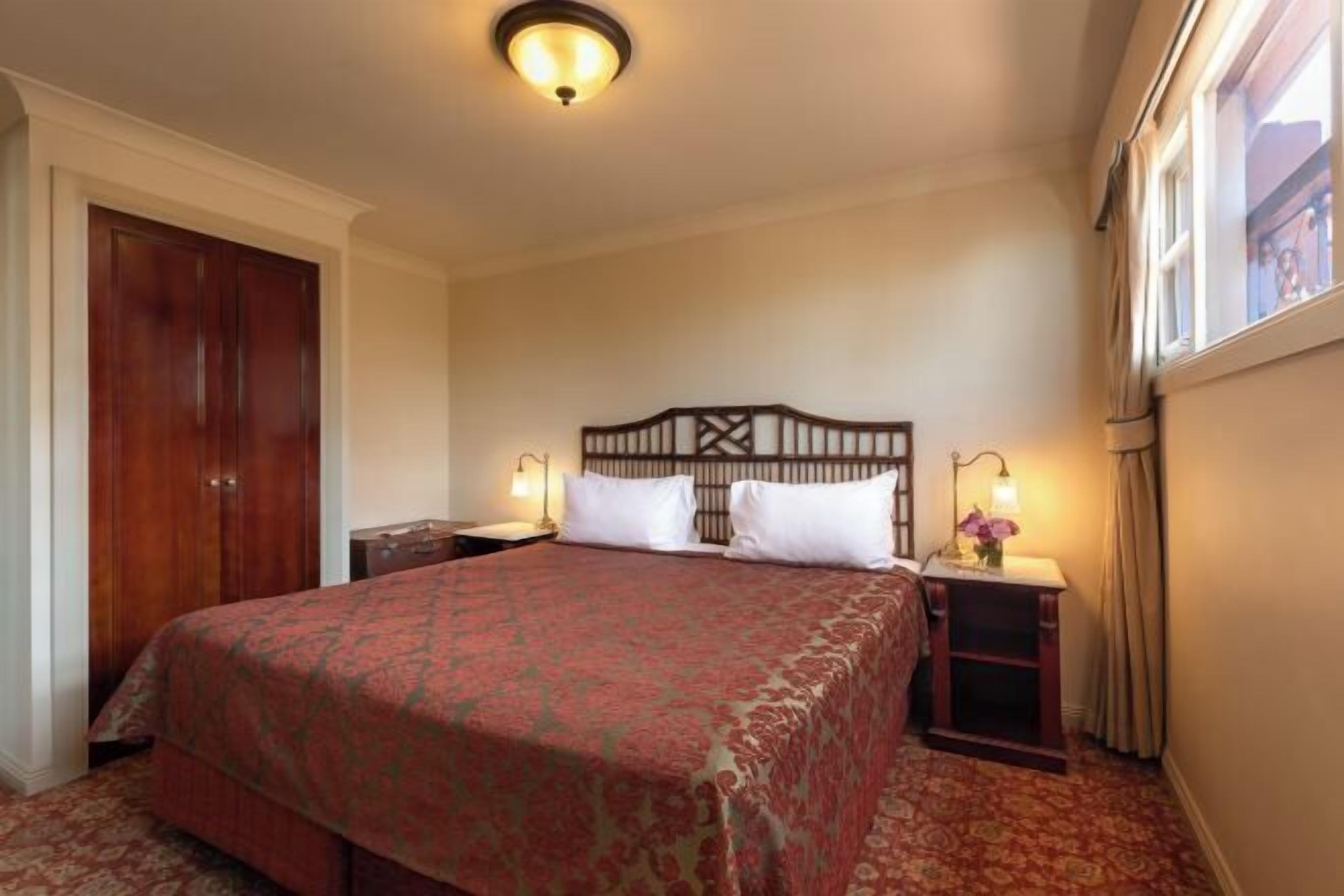 Roupas de cama premium, frigobar, cofres nos quartos