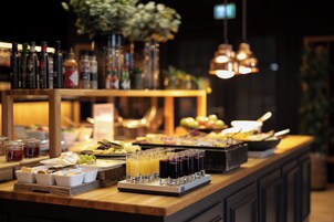 Café da manhã com buffet grátis todos os dias