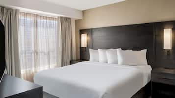 1 quarto, escrivaninha, cortinas blackout, ferros/tábuas de passar roupa