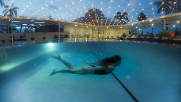 Piscina externa, funciona das 6h30 às 22h, barracas de cortesia