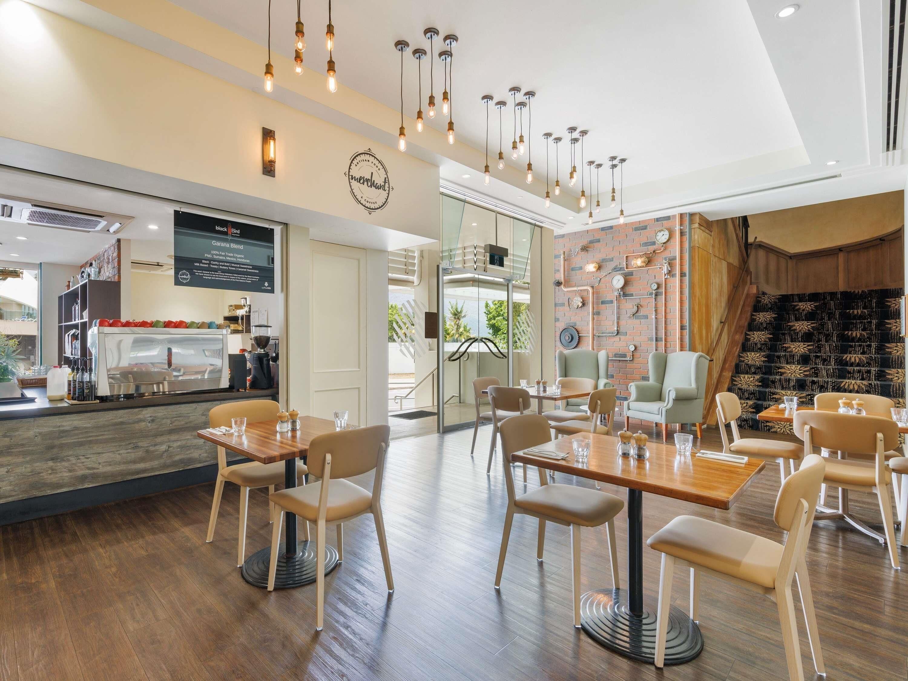 4 restaurantes, com serviço de café da manhã e almoço; culinária fusion