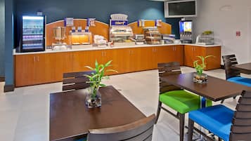 Café da manhã com buffet grátis todos os dias