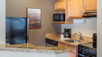 Geladeira, micro-ondas, cooktop, lava-louças