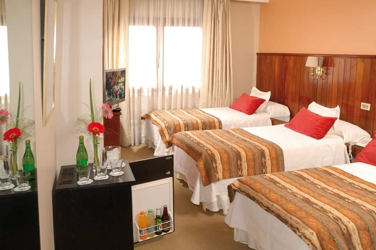 Quarto triplo | Cofres nos quartos, quartos à prova de som, Wi-Fi de cortesia