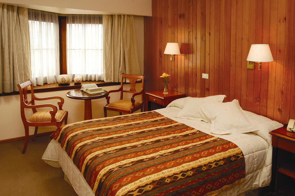 Quarto superior | Cofres nos quartos, quartos à prova de som, Wi-Fi de cortesia